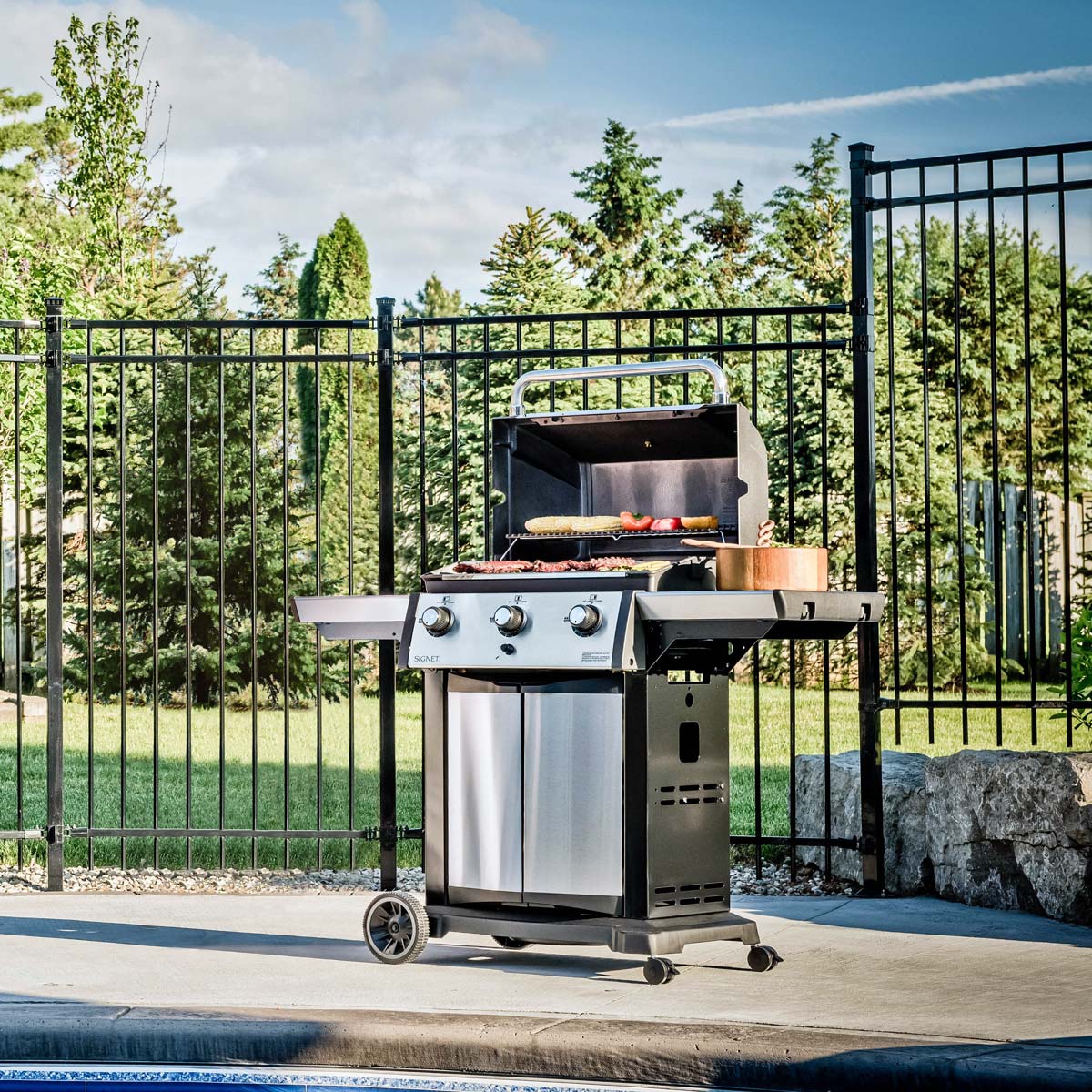 Broil King Signet 320 Gas BBQ - Bell – Bell of Northampton